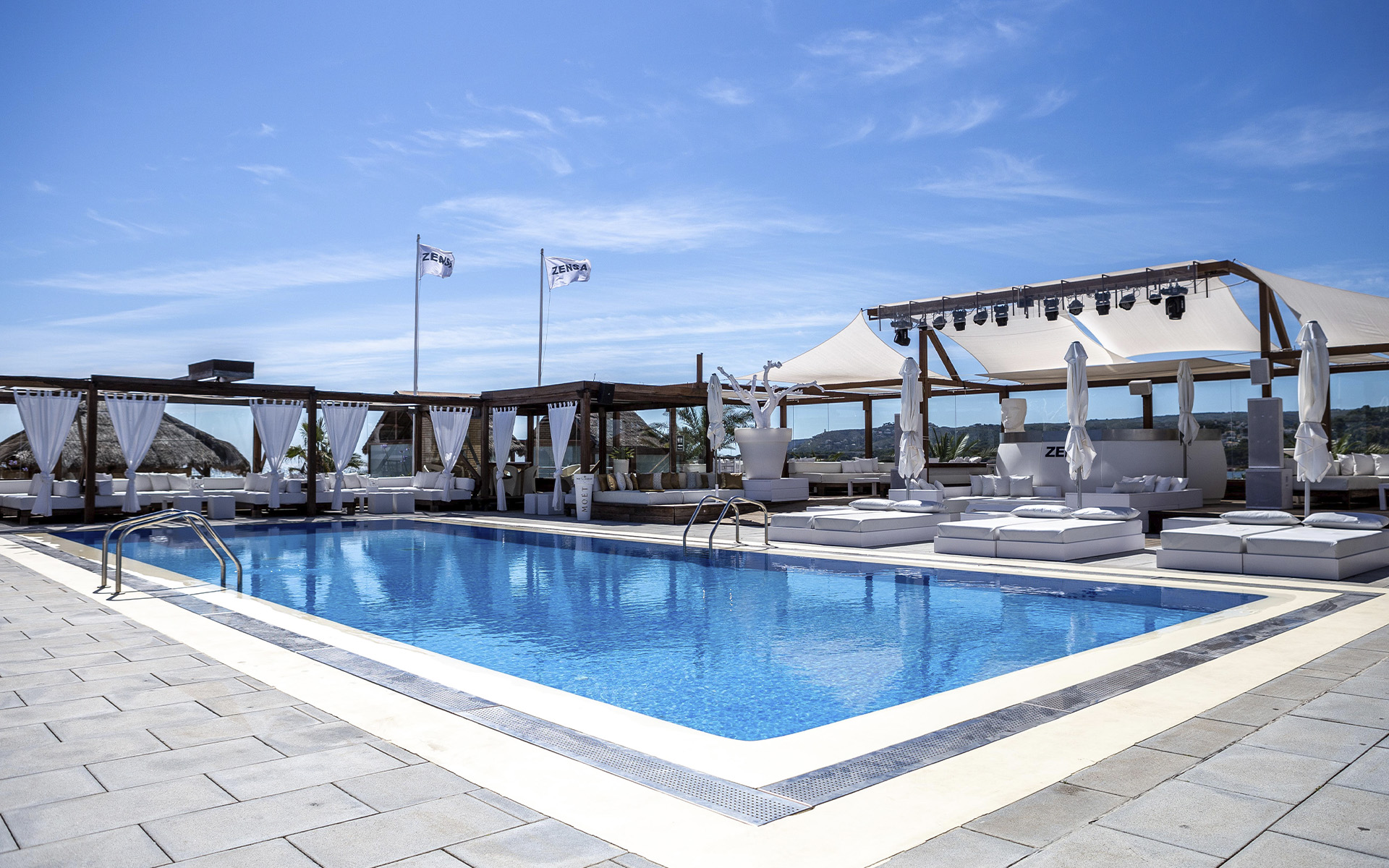 Zensa Rooftop Beach Club con Piscina y DJ en la Marina Dénia